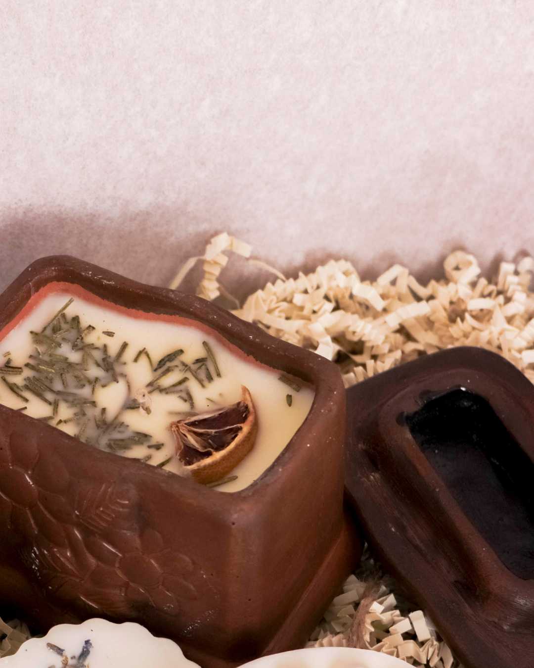 Vela Cítrica en Baúl de Barro – Muxo Regalos